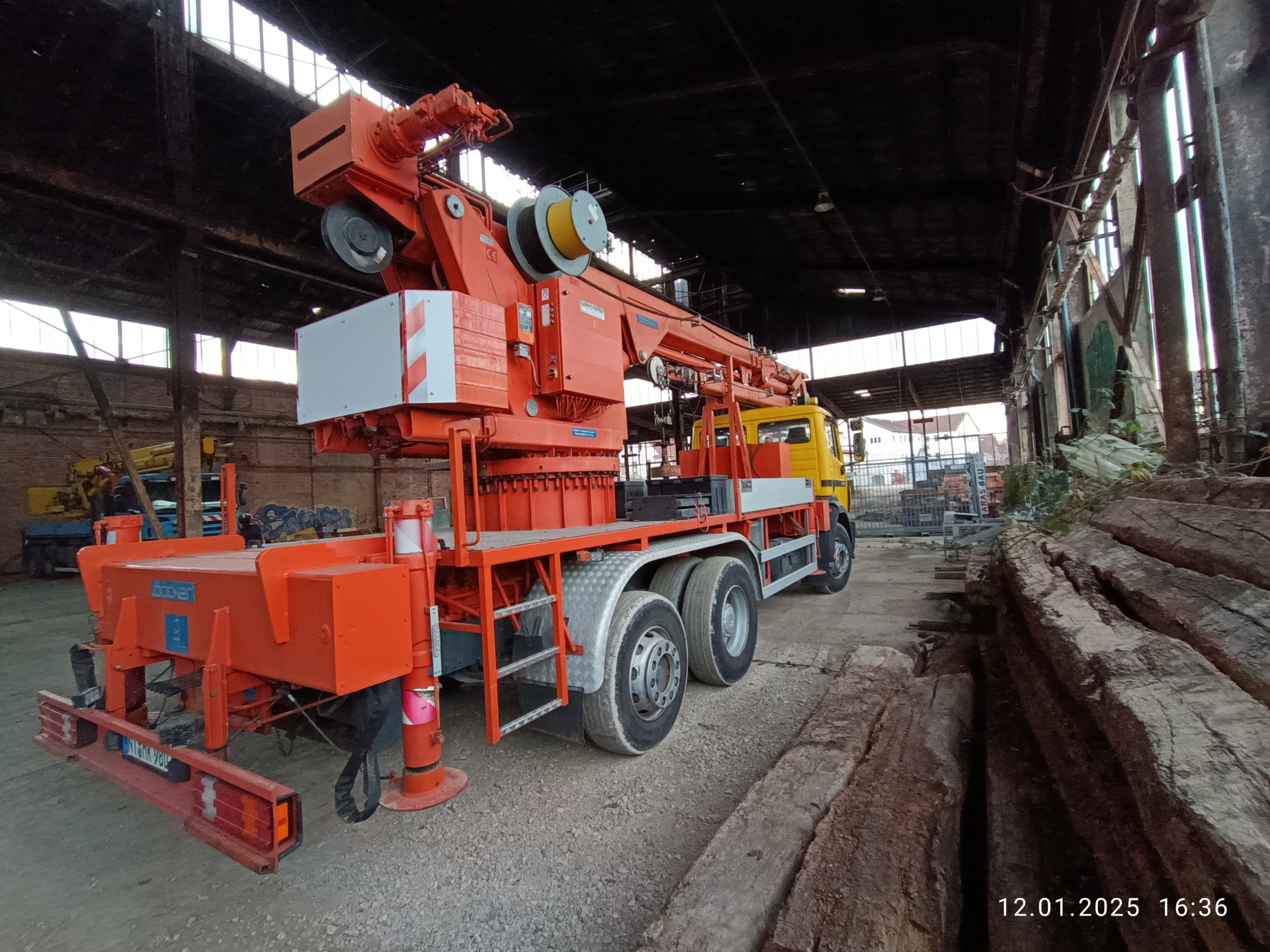 Mercedes SK 2524 mit Kranaufbau Böcker AK 35/2000 | Zimmerer-Treffpunkt